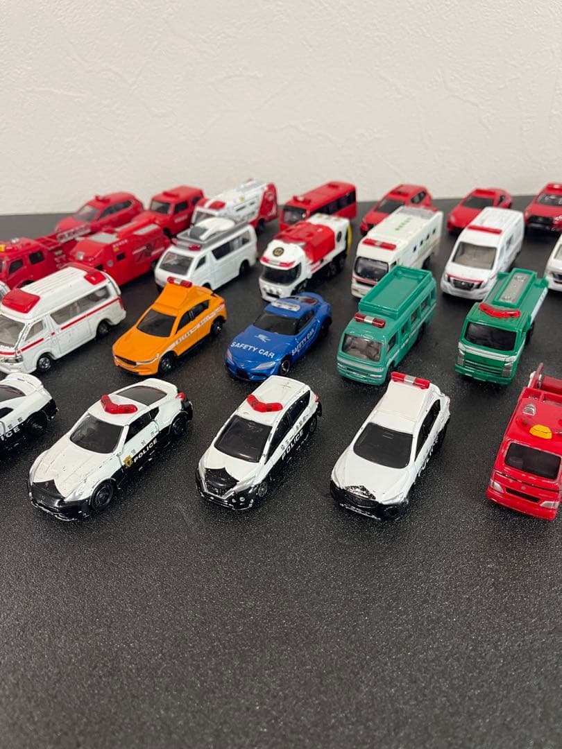トミカ TOMICA 緊急車両 32台セット おもちゃ ミニカー