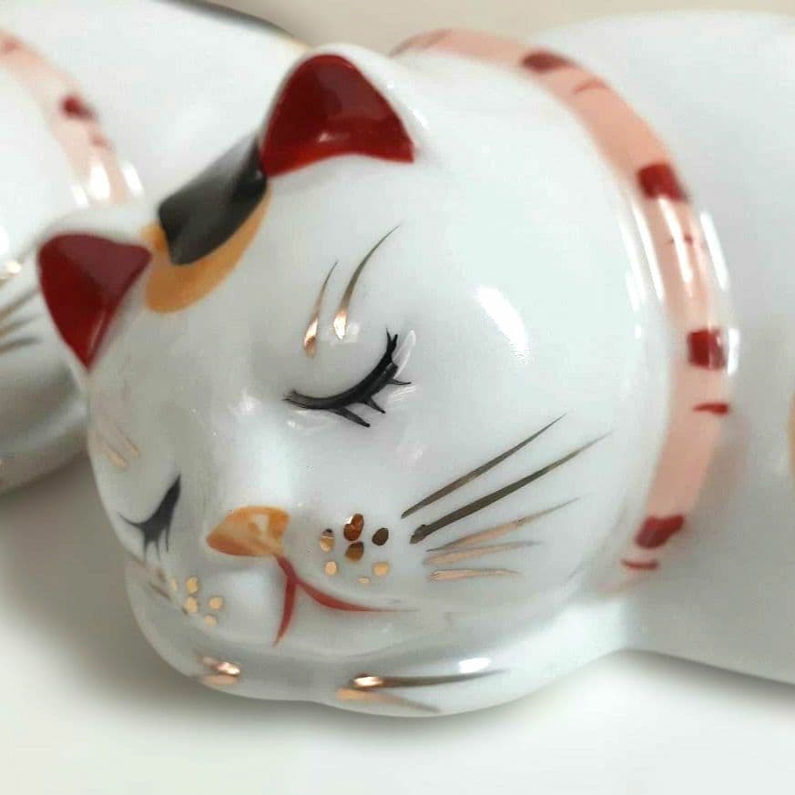128 3点セット 未使用保管品 瀬戸焼 赤絵眠猫 陶器製 猫の置物 昭和 希少