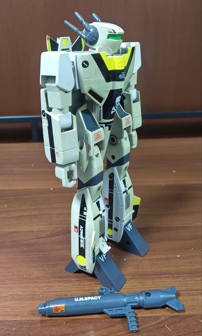 バンダイ VF-1S バルキリー ロイ・フォッカー・スペシャル 復刻版
