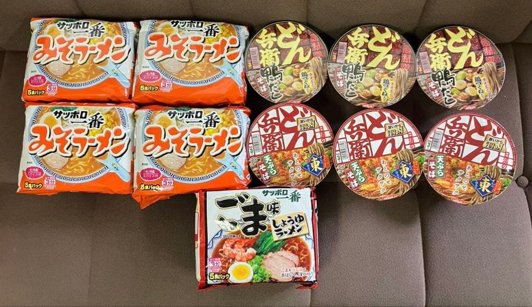 カップ麺、カレーめし、ラ王袋麺、お菓子などの販売です。