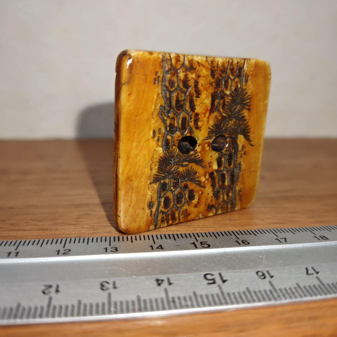 時代提物 七福神根付 天然素材【福禄寿】高さ約4.3cm 重さ約36ｇ 裏面 松