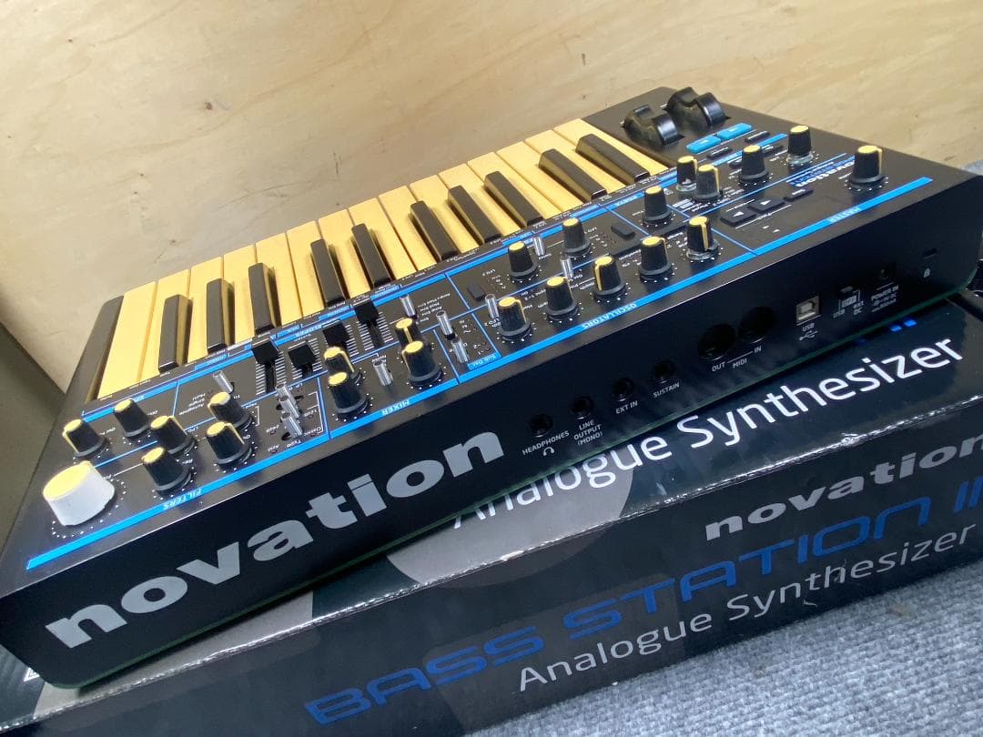 1026 NOVATION BASS STATION 2 シンセサイザー