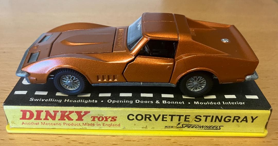 Dinky Toysミニカー　コルベット・スティングレイ　221（ケース付き）