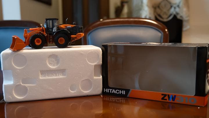 HITACHI ZW310 ホイルローダー 1/50スケール