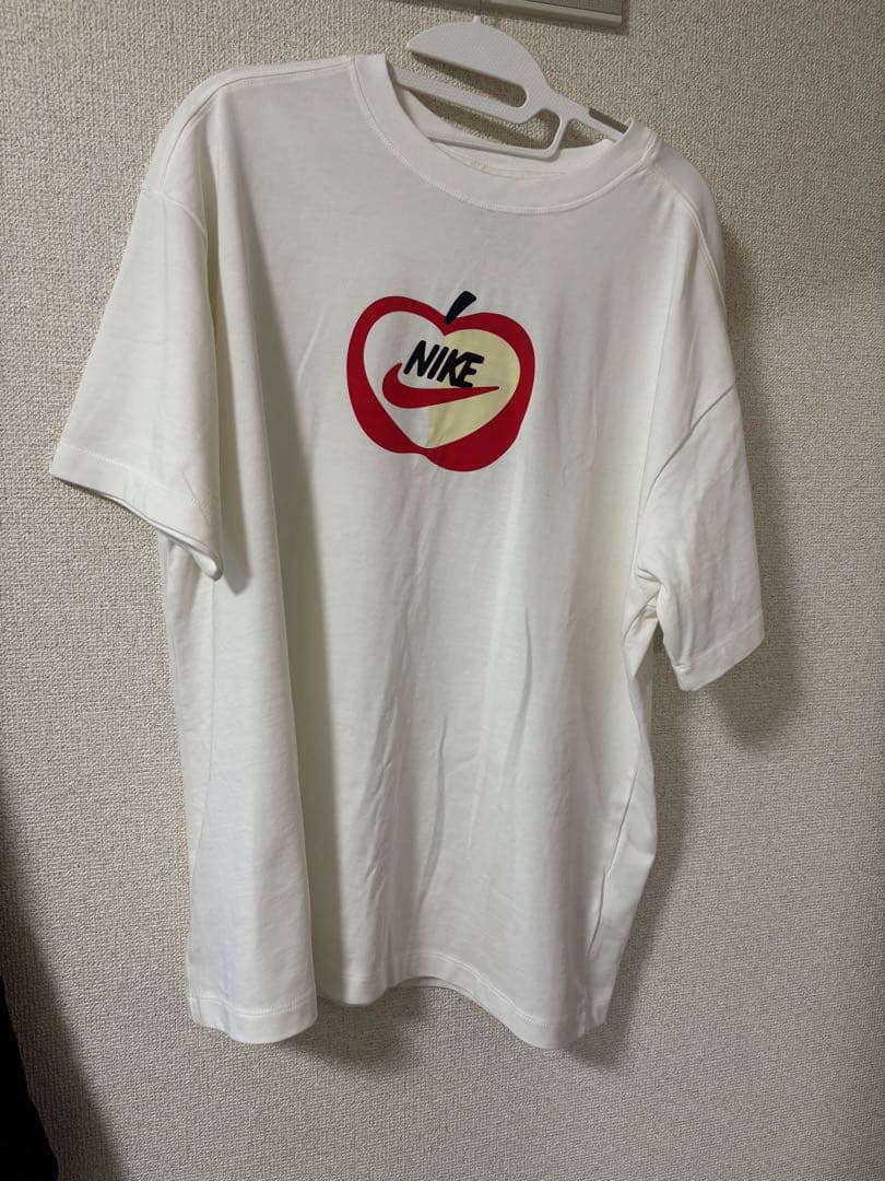 NIKE リンゴロゴTシャツと黒パンツセット