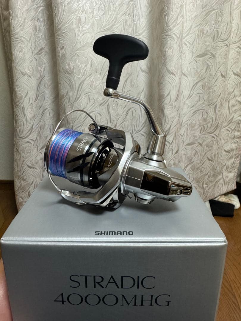 完全未使用　SHIMANO 23STRADIC 4000MHG スピニングリール