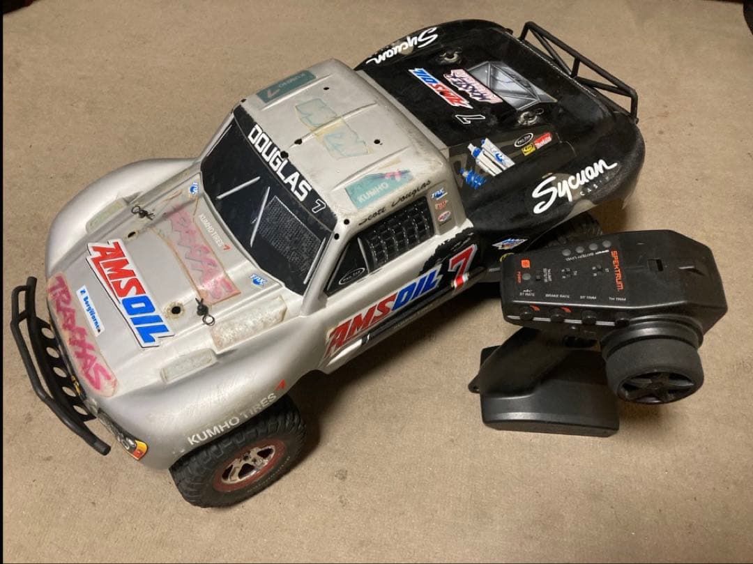 トラクサス Traxxas 1/10 スラッシュ　2WD ラジコンカー