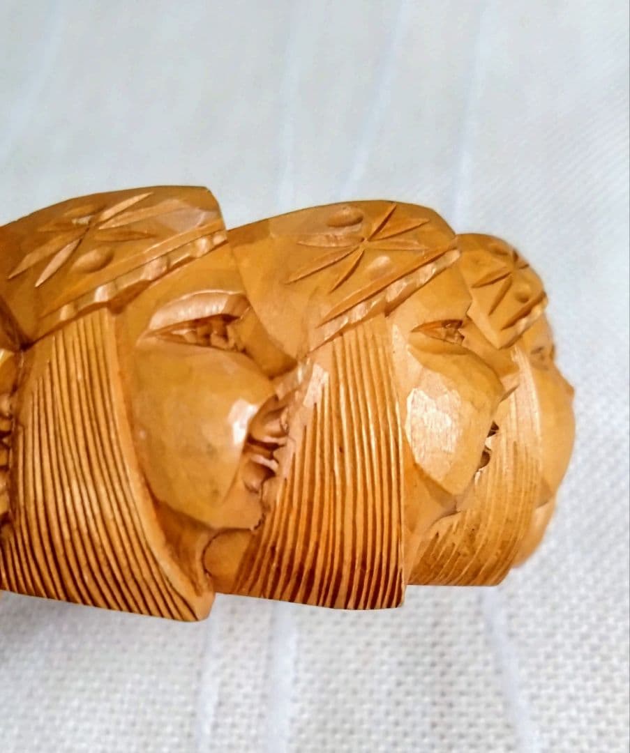 アイヌの木彫りのバングル　一本の木より　ハンドメイド　木工品／工芸品　手彫り