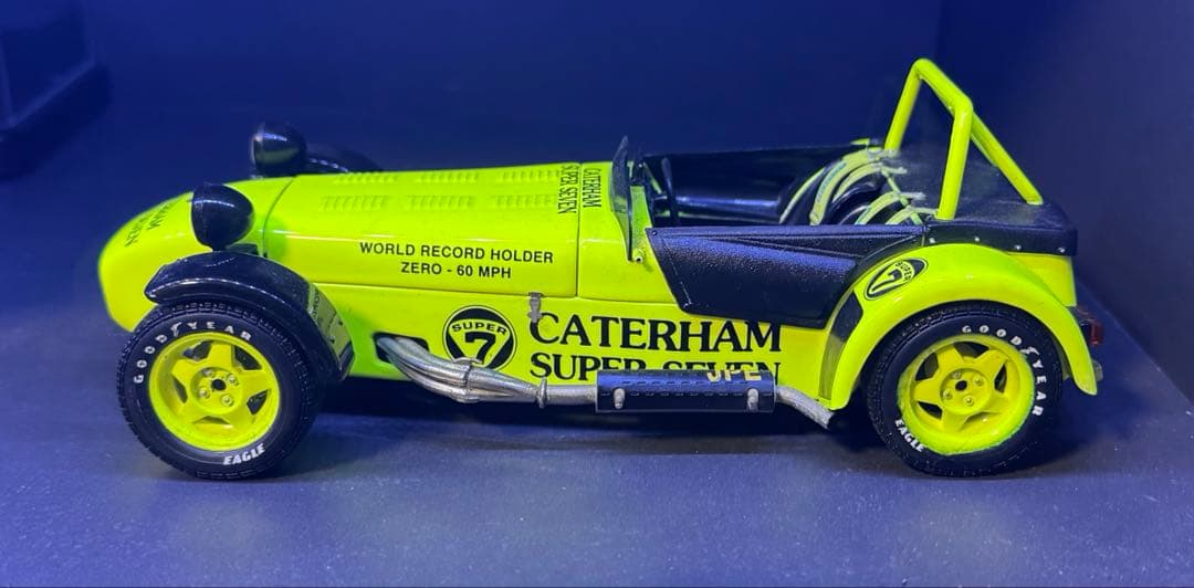 京商　Caterham Super Seven 1/18 蛍光イエロー