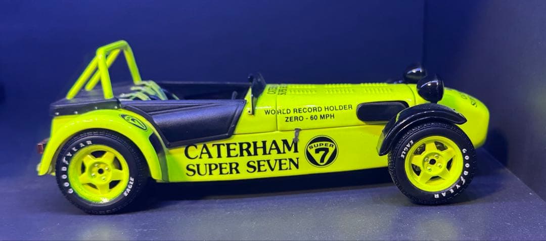 京商　Caterham Super Seven 1/18 蛍光イエロー