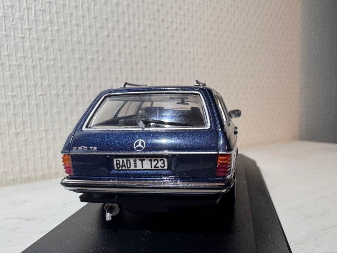 Mercedes-Benz W123 ダークブルー ミニカー1/43
