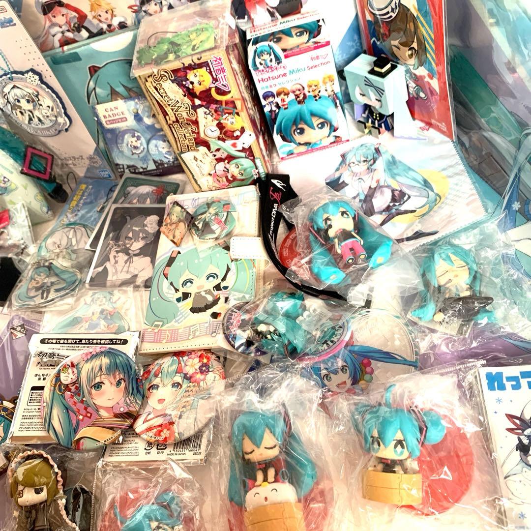 初音ミク　大量　60以上　アクスタ　缶バッジ　あそーとフィギュア等　グッズまとめ