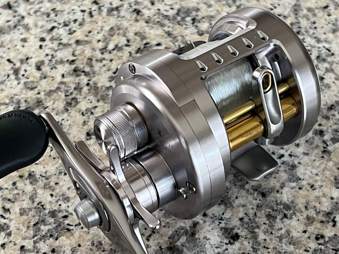 シマノ / SHIMANO ● 11 カルカッタコンクエスト50DC ハイギア