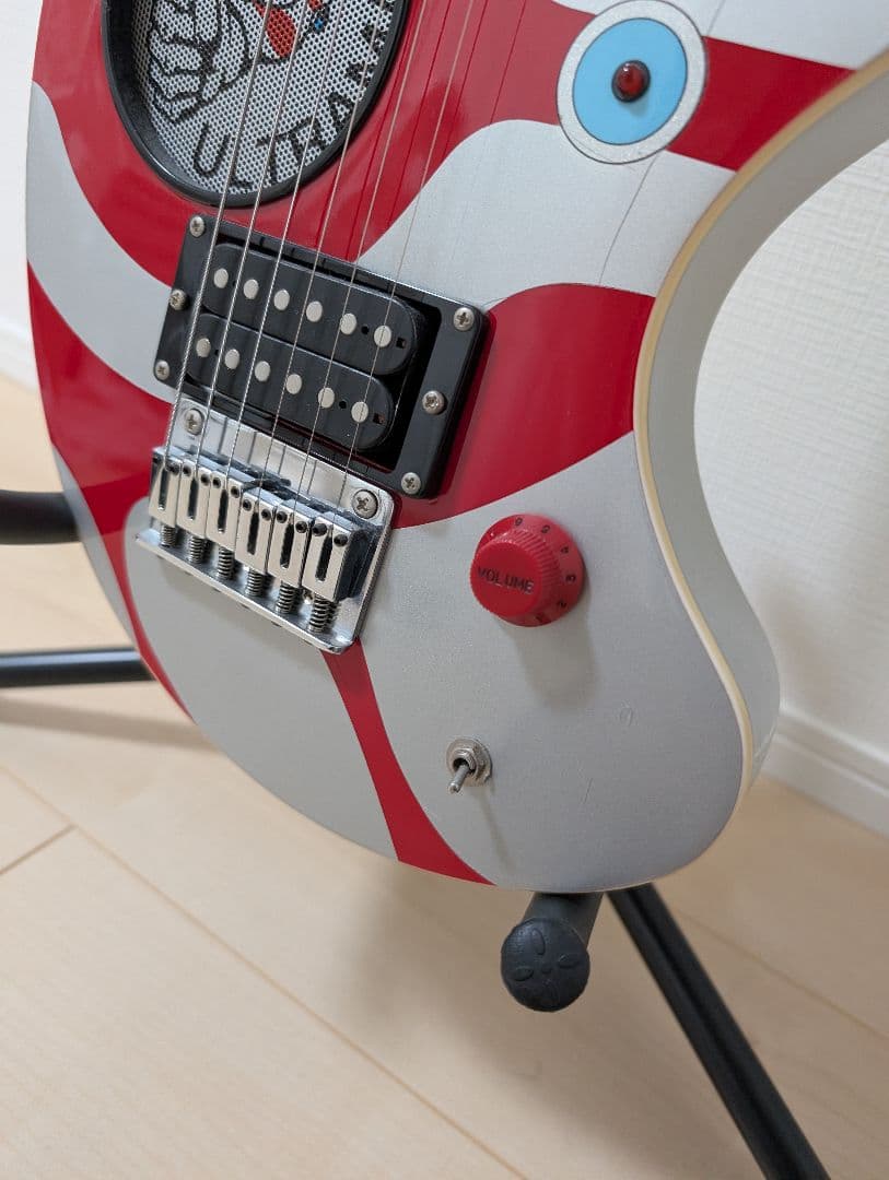 FERNANDES ZO-3 アンプ内蔵エレキギター ウルトラマン仕様