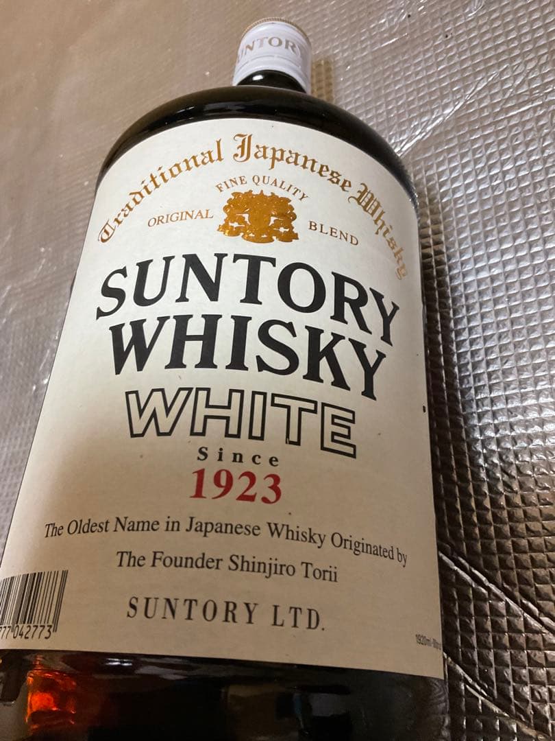 SUNTORY・WHISKY・WHITE。since 1923 1920ml。