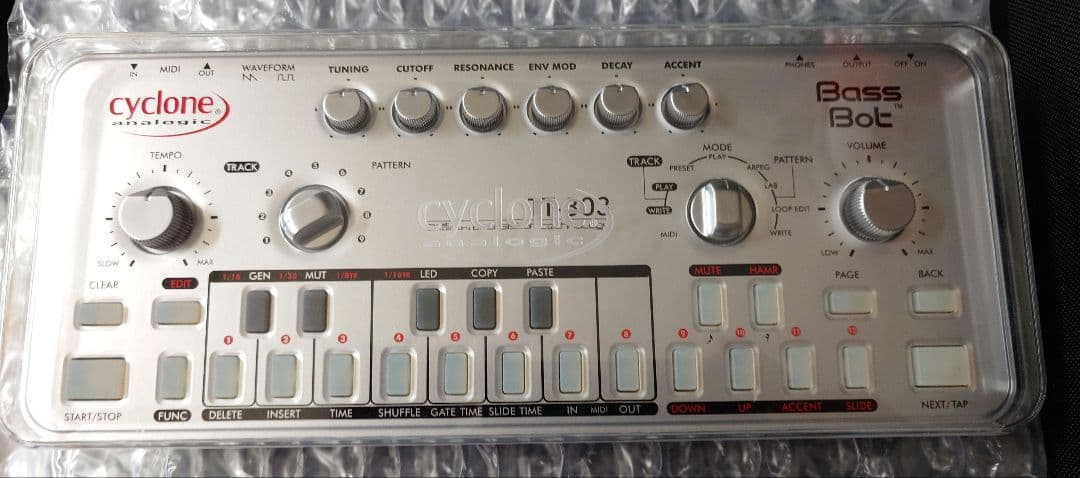 Cyclone TT-303 アナログシンセ　 TB-303