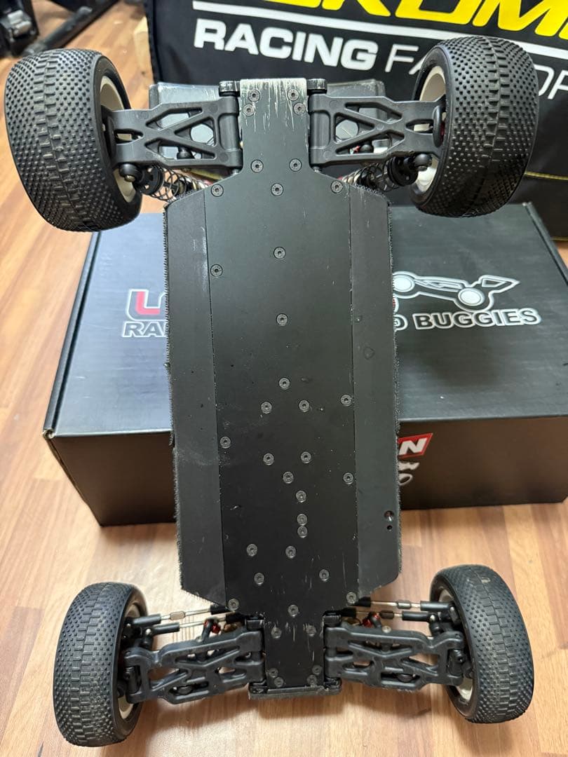 LCRACING製 LC10B5 競技用10/1バギー