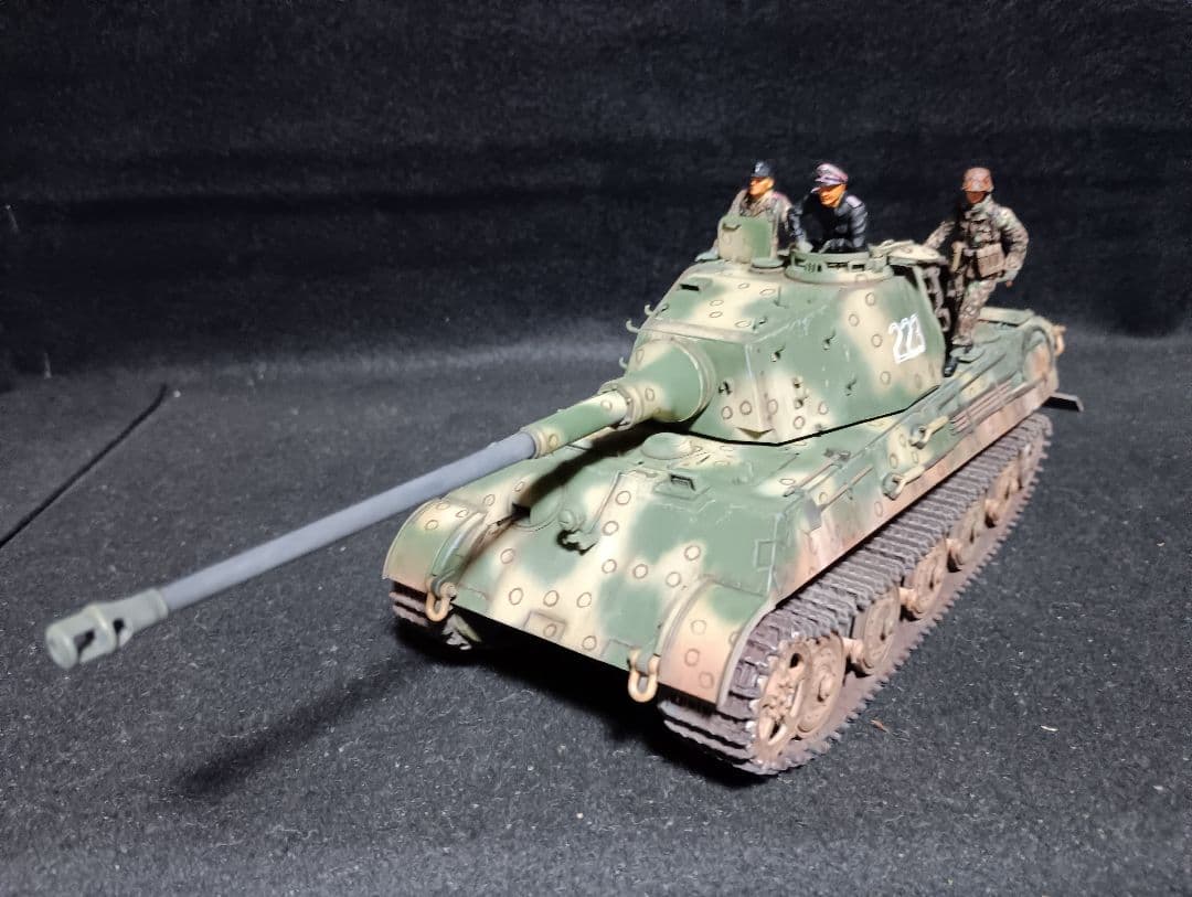 アカデミー1/35キングタイガー完成品