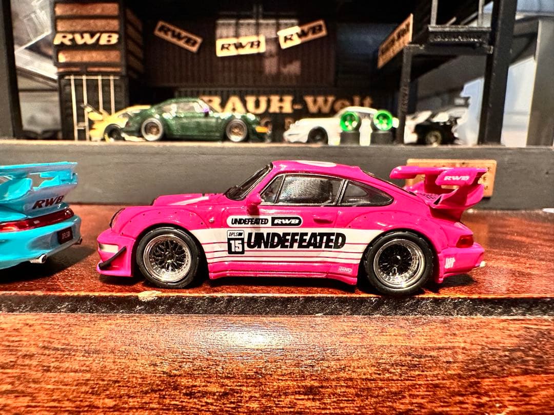 UNDEFEATED ポルシェ911 RWB ミニカーピンク1/64