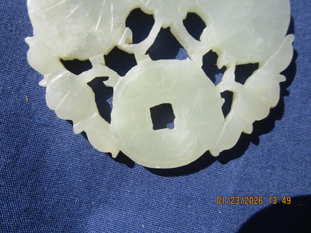 中国　玉　石細工　彫り物　根付　当時の札付き　翡翠【?】 工芸品　細工物　1個