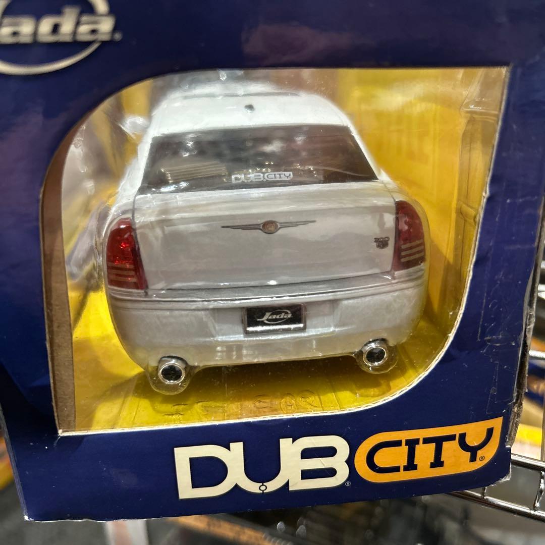 DUB CITY Chrysler 300C ホワイト 1/24