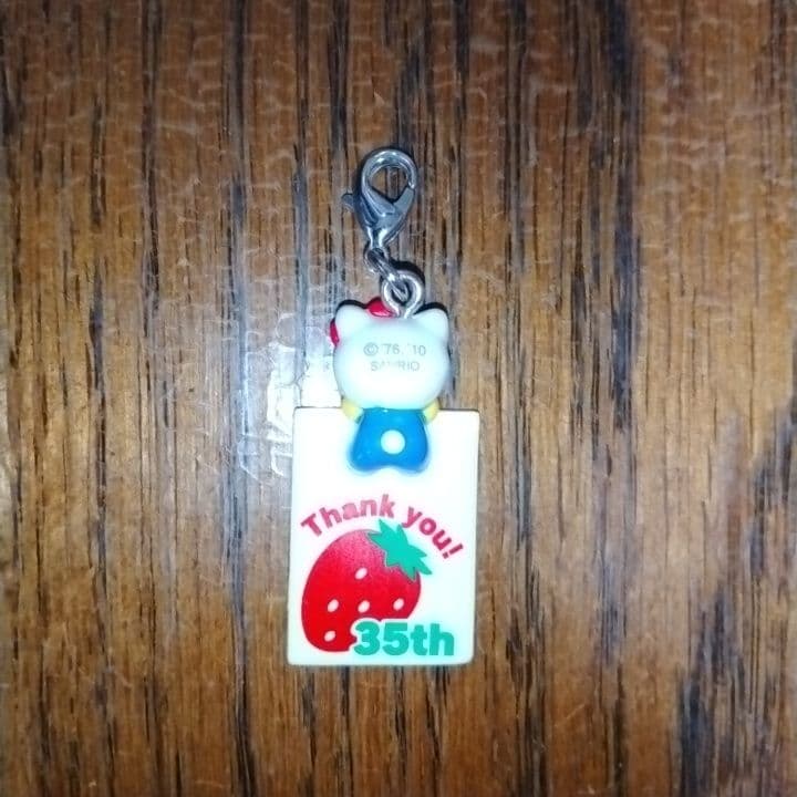 キティ いちご新聞 35周年 ファスナーマスコット