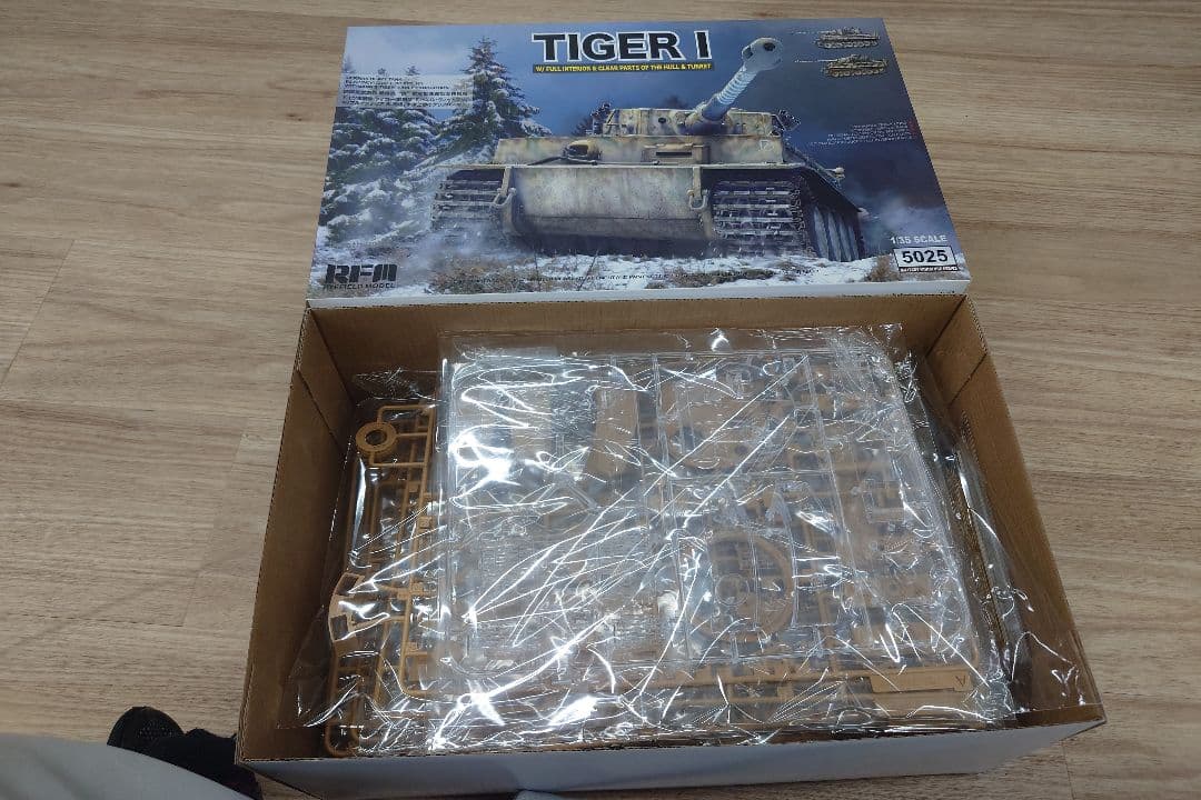 TIGER I 1/35スケール プラモデル