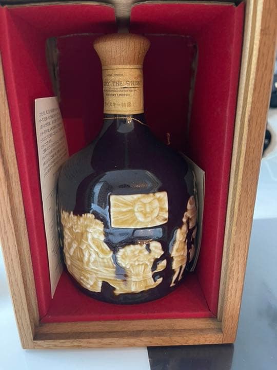 値下げしましたSUNTORY THE WHISKY 箱付 陶器ボトル 750ml
