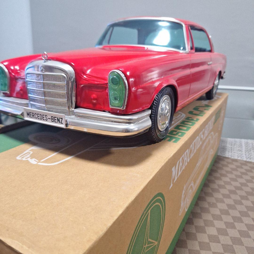 Mercedes-Benz 300SE レッド ミニカー 1/18