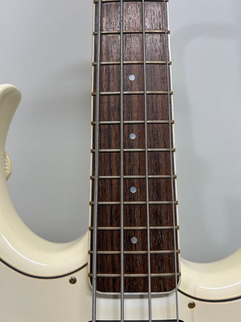Burns London Bison Bass White エレキベース 廃盤