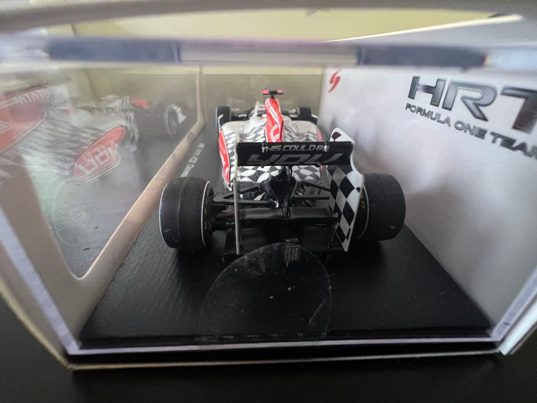 入手困難F1 HRT F111 ナレインカーティケヤン直筆サイン入り 1:43