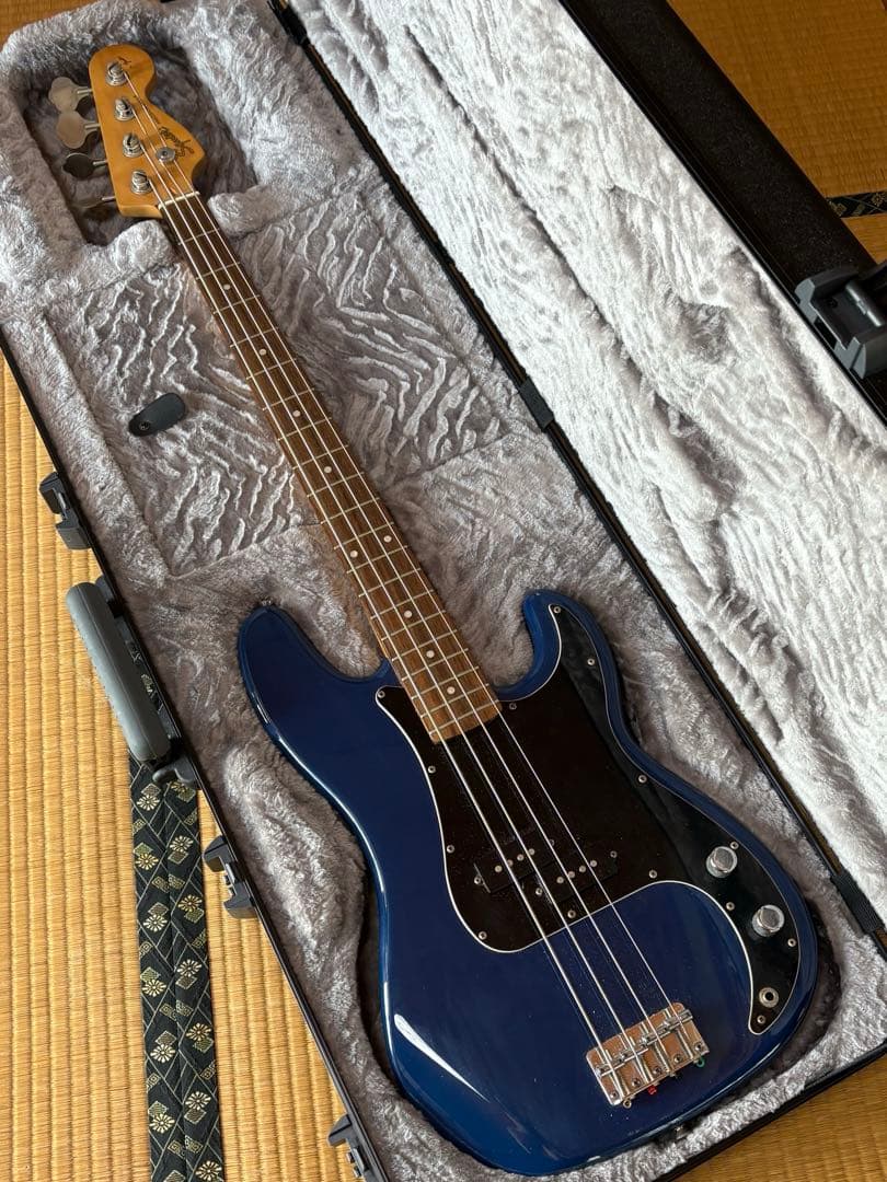 ベース Squier PRECISION BASS