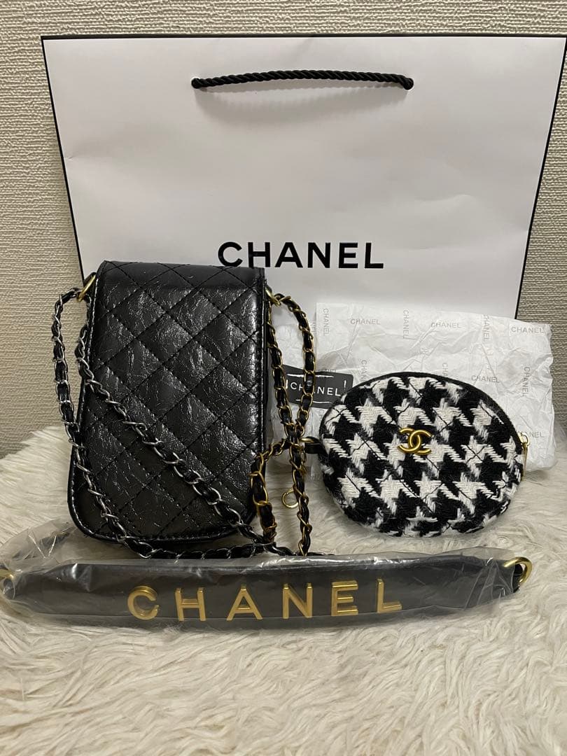 【新品】CHANEL スマホショルダ バックとミニポーチ ❣️