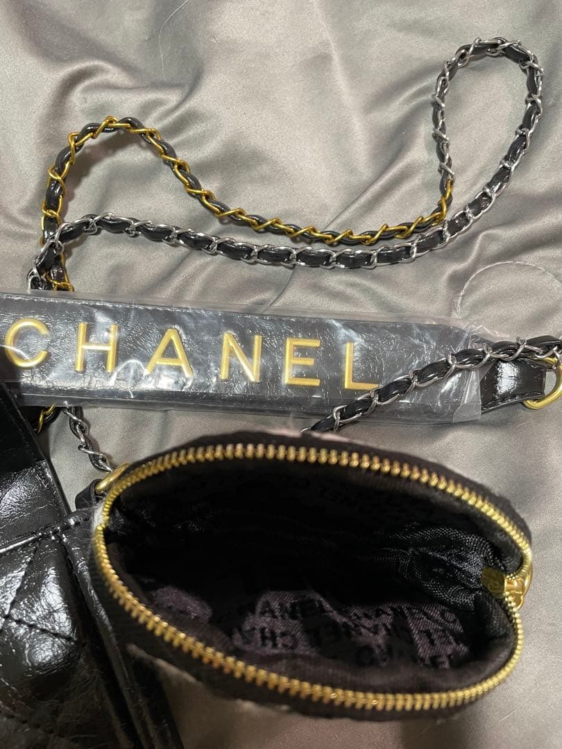 【新品】CHANEL スマホショルダ バックとミニポーチ ❣️
