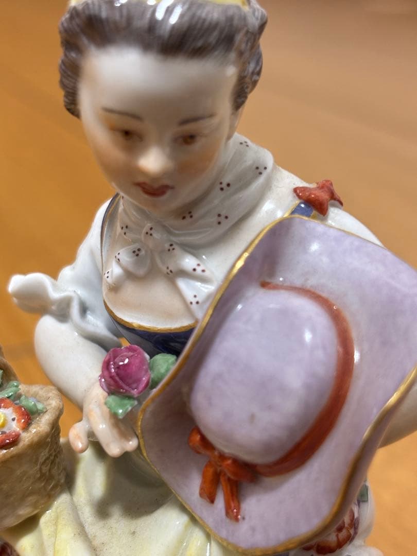 マイセン 花かごを持つ女性