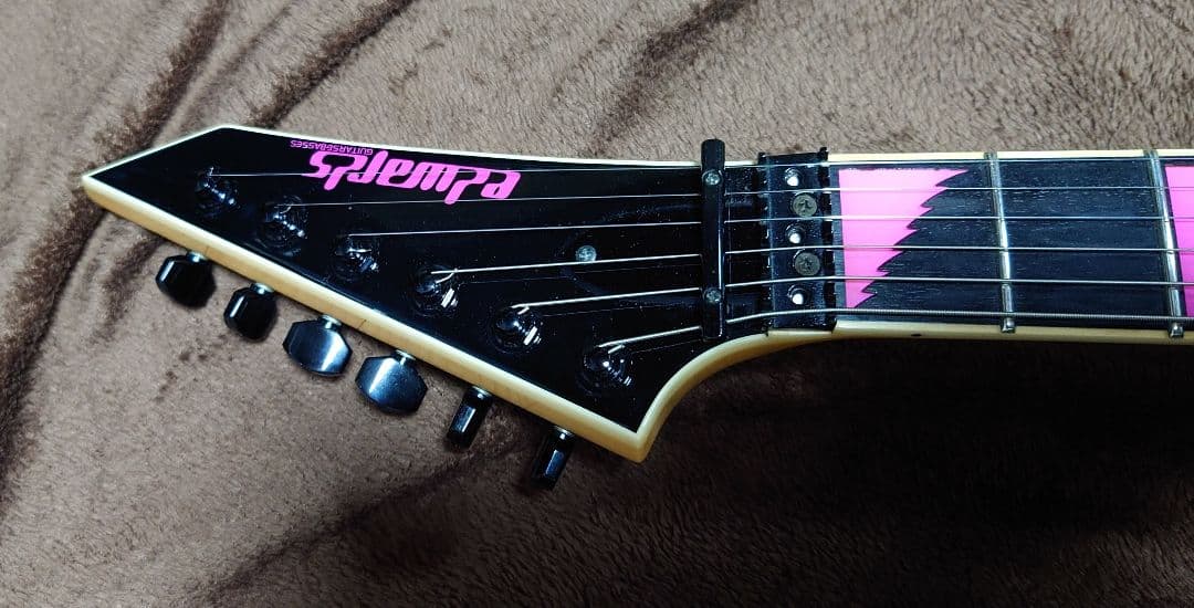 ギター Edwards E-Al-166 Alexi Pink Sawtooth