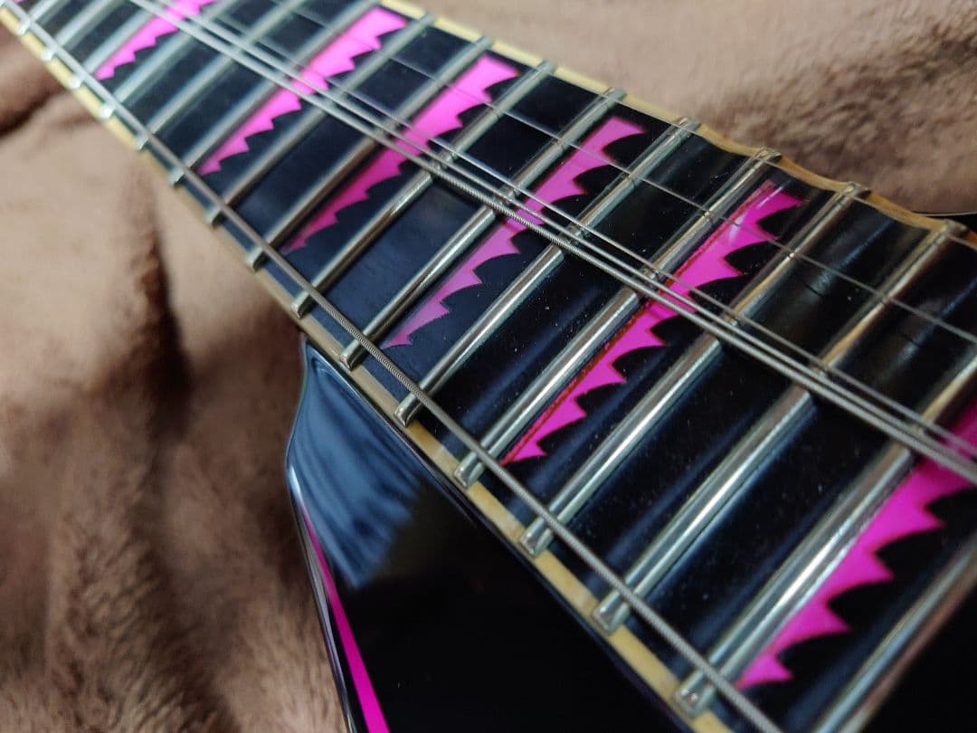 ギター Edwards E-Al-166 Alexi Pink Sawtooth