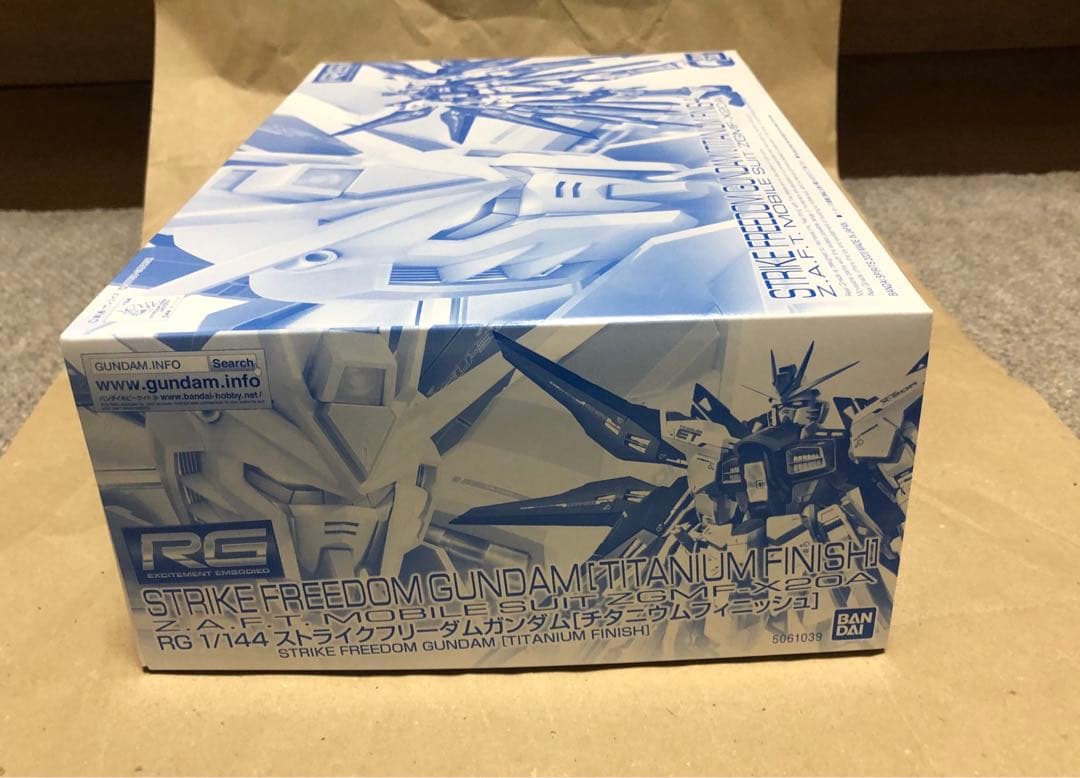 RG ストライクフリーダムガンダム チタニウムフィニッシュ&光の翼