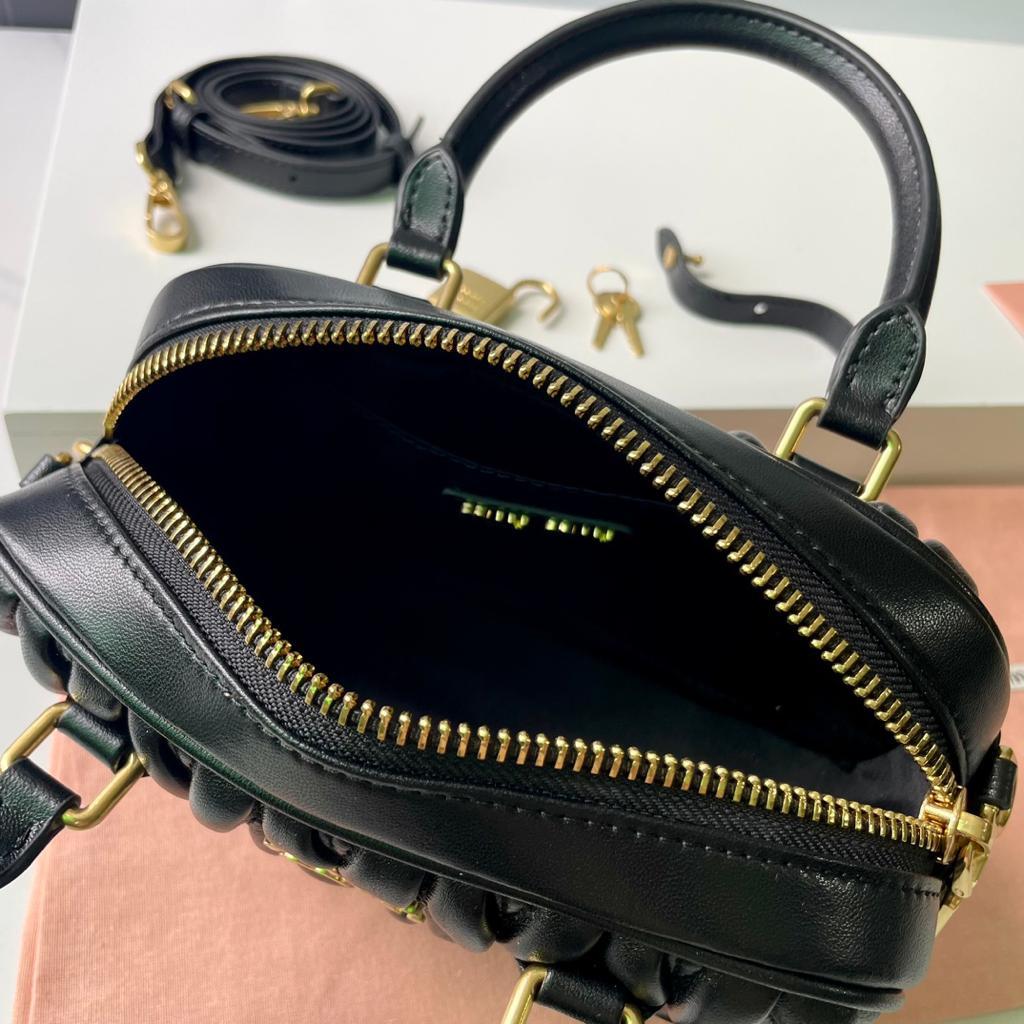 極美品✨MIU MIU　ハンドバッグ　ブラック　レザーキルティング