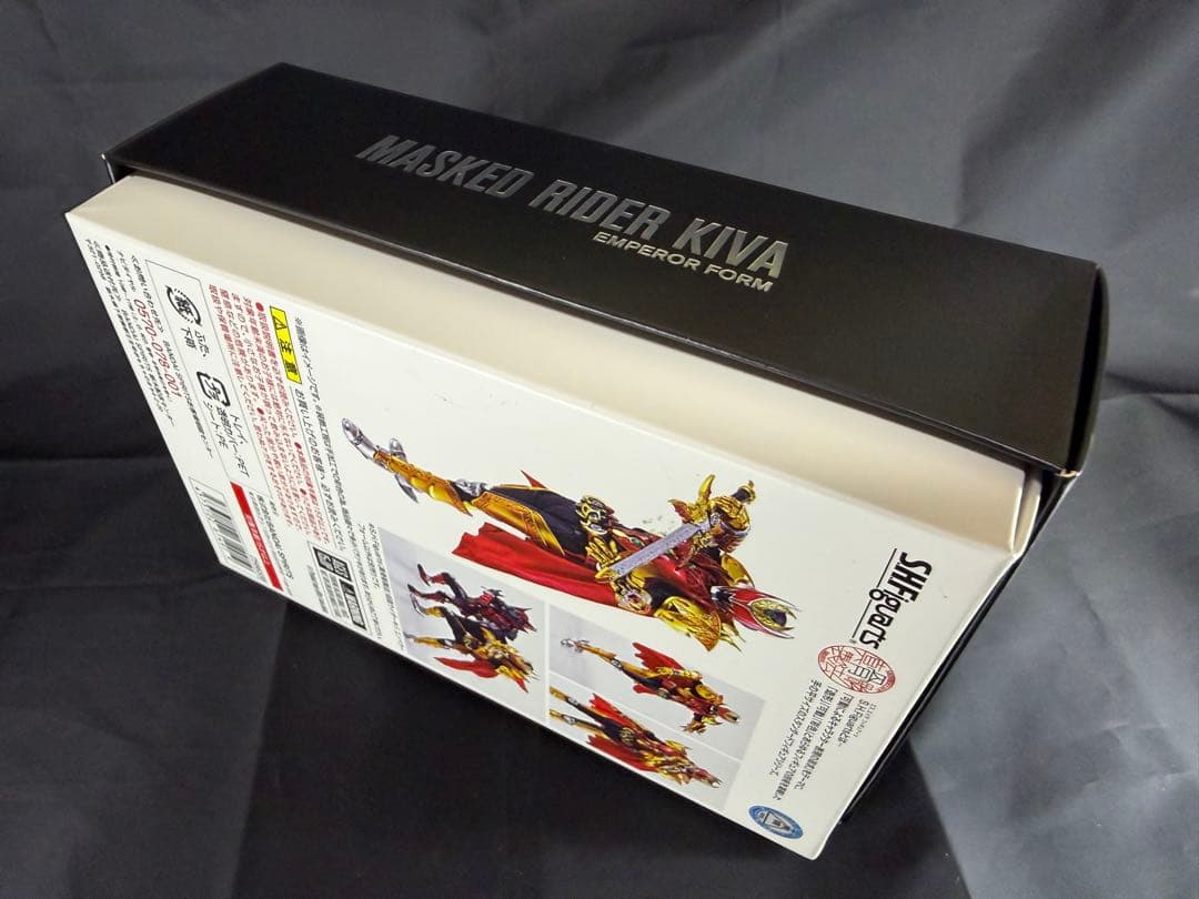 S.H.フィギュアーツ 真骨彫 仮面ライダーキバ エンペラーフォーム＋ダークキバ