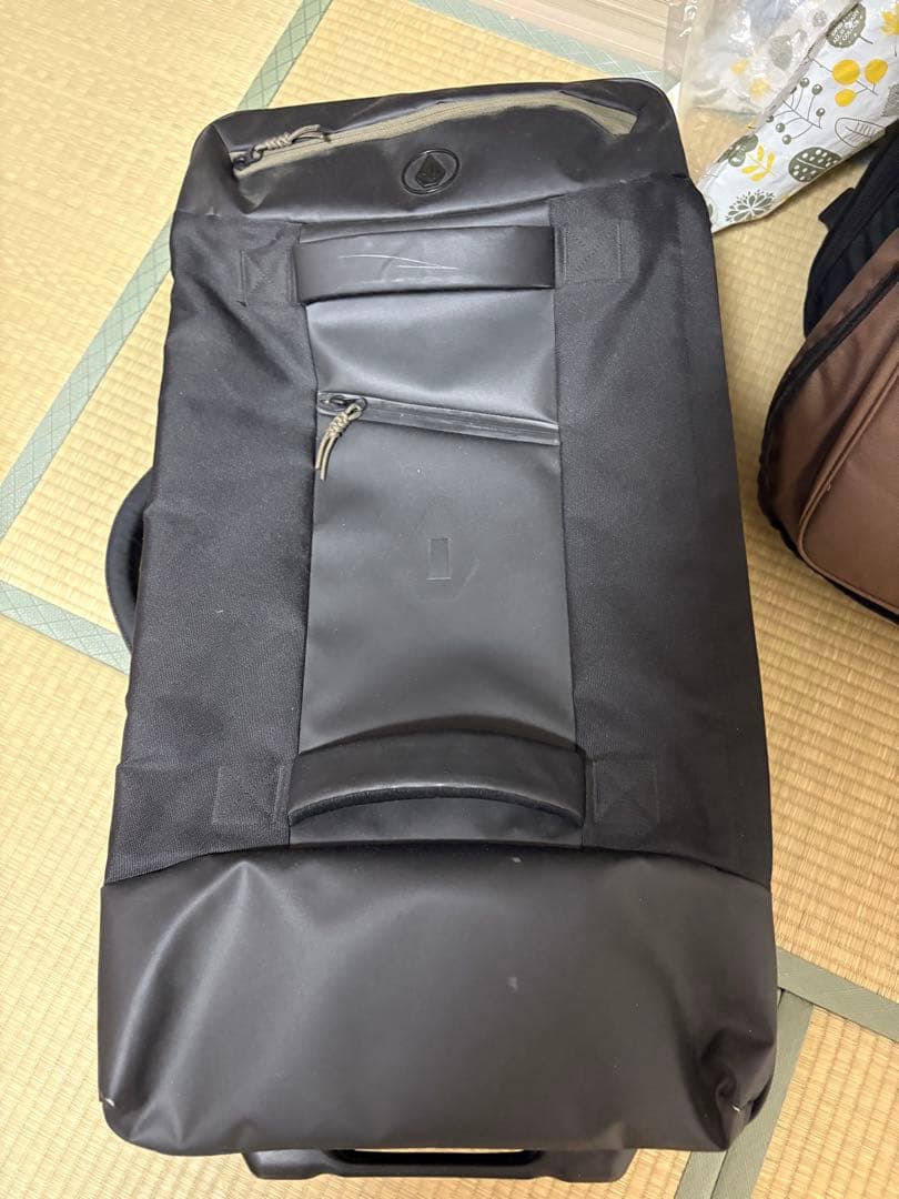 VOLCOM キャリーケース　GLOBETROTTER LUGGAGEブラック黒