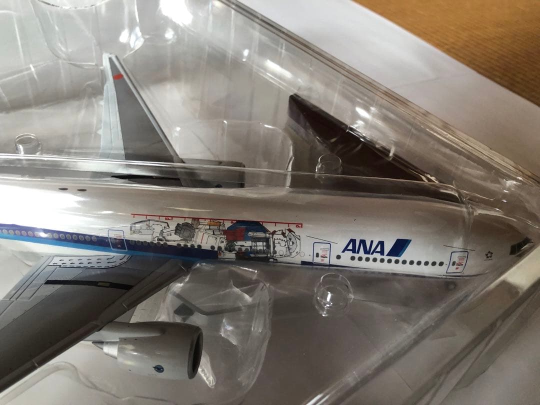 全日空商事1/200 ANA B777-300 国内線用機体　ガンダム特別塗装機
