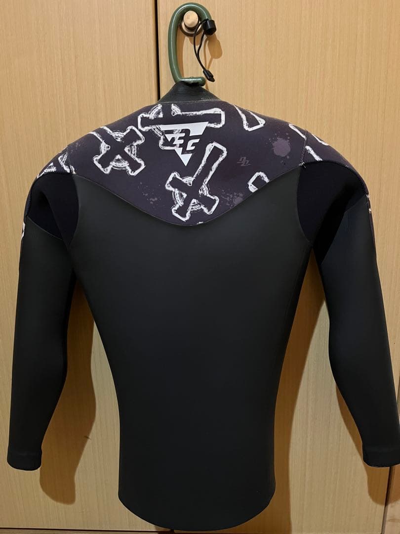 【泉谷】使用2回のみ　BGZwetsuits ビーガイズ　タッパー