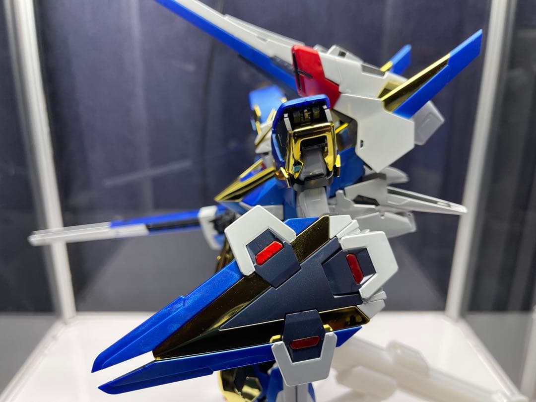 MG V2アサルトバスターガンダム　チタニウムフィニッシュ(組立済)+光の翼