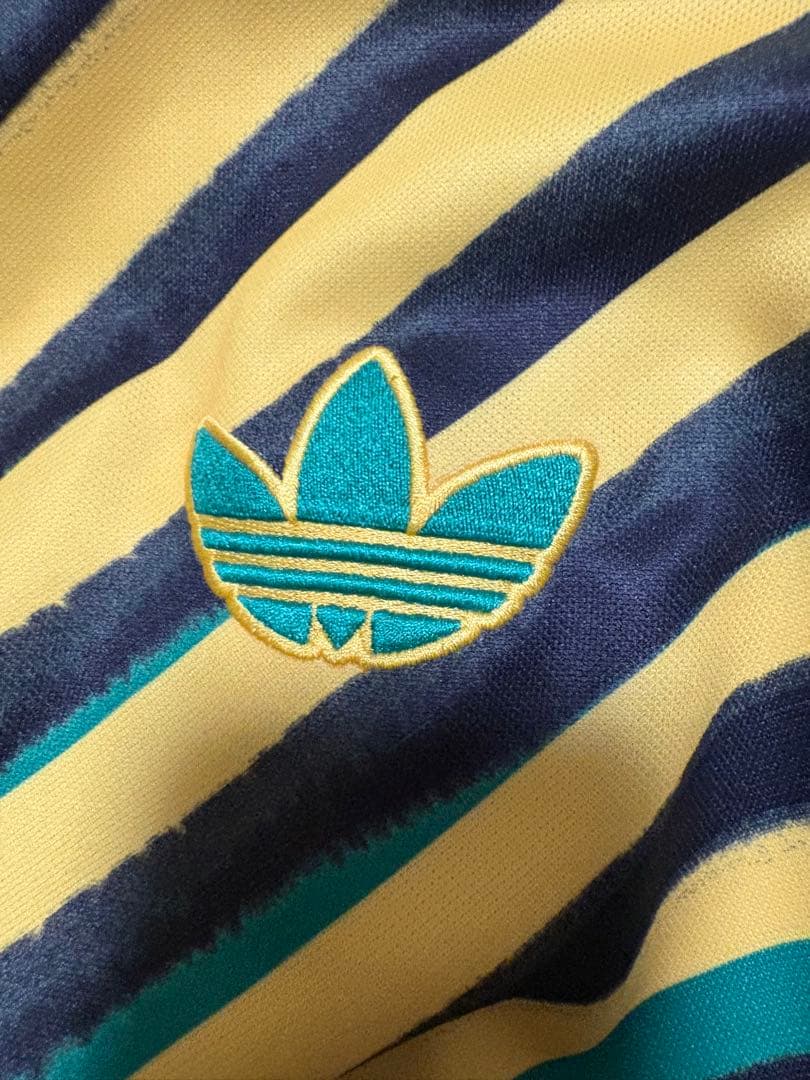 adidas ストライプシャツ ジャマイカ色