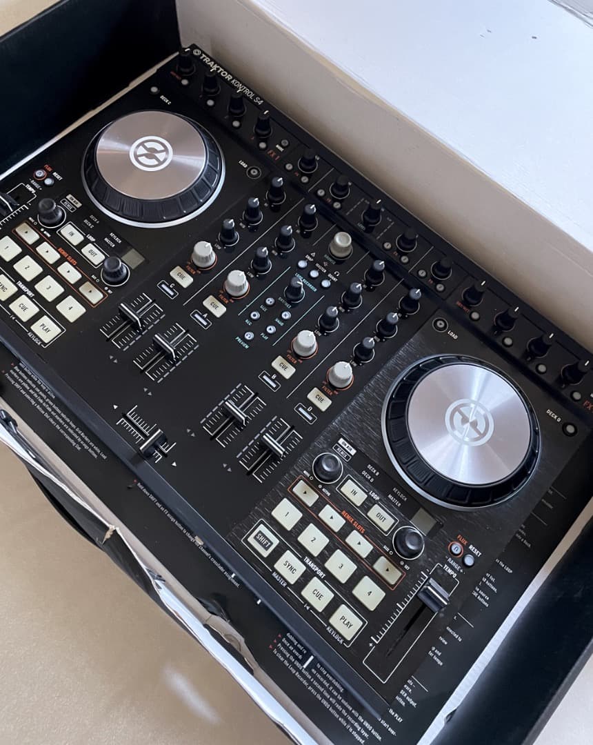 TRAKTOR KONTROL S4 MK2 4チャンネル ほぼ未使用 オマケ付