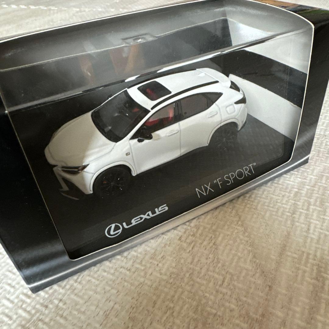 Lexus NX \"F SPORT\" ホワイト ミニカー 1/43