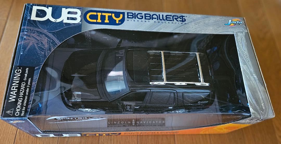 ミニカー DUB CITY Lincoln Navigator 1:18