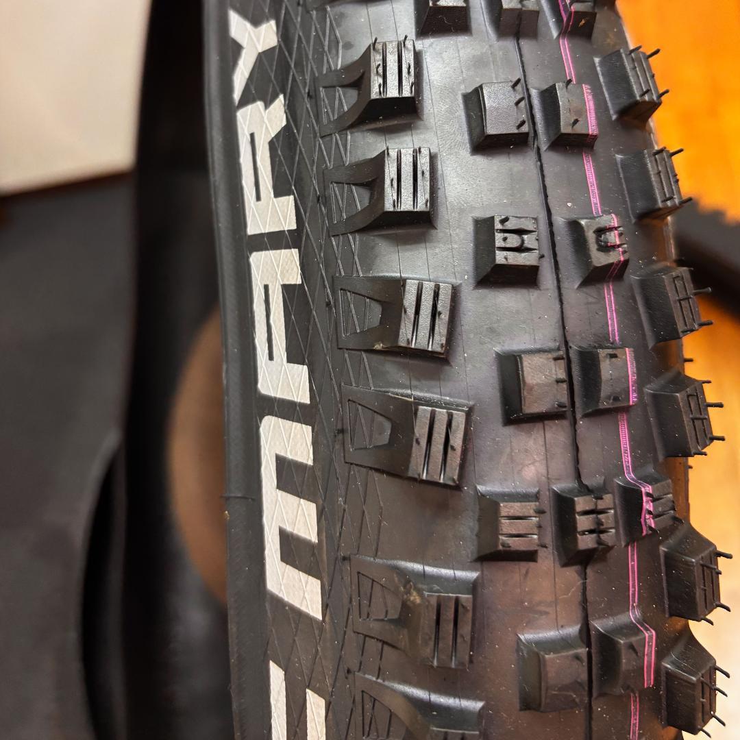 SCHWALBE MAGIC MARY 29インチ　2.40　2本セット