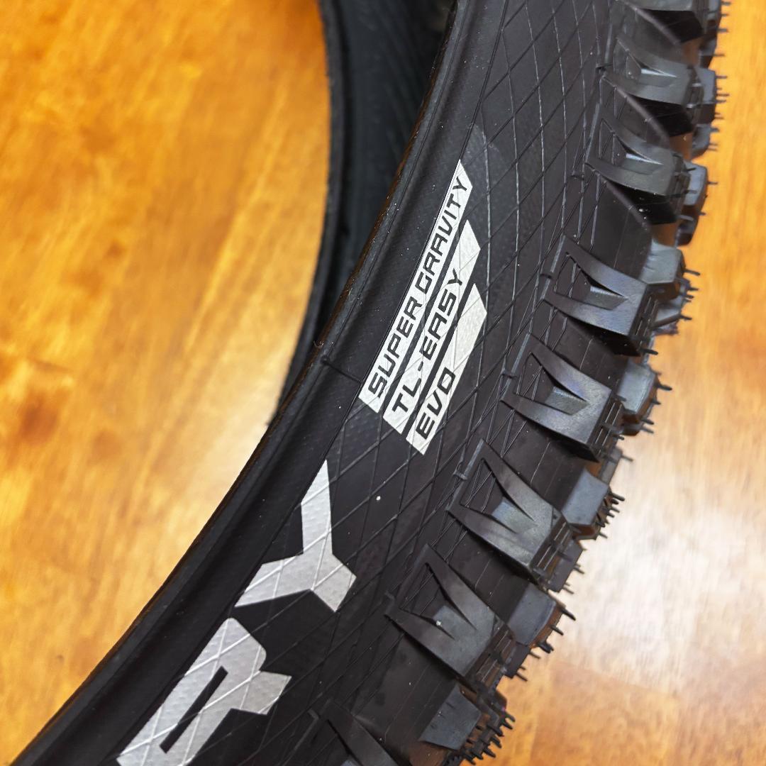 SCHWALBE MAGIC MARY 29インチ　2.40　2本セット